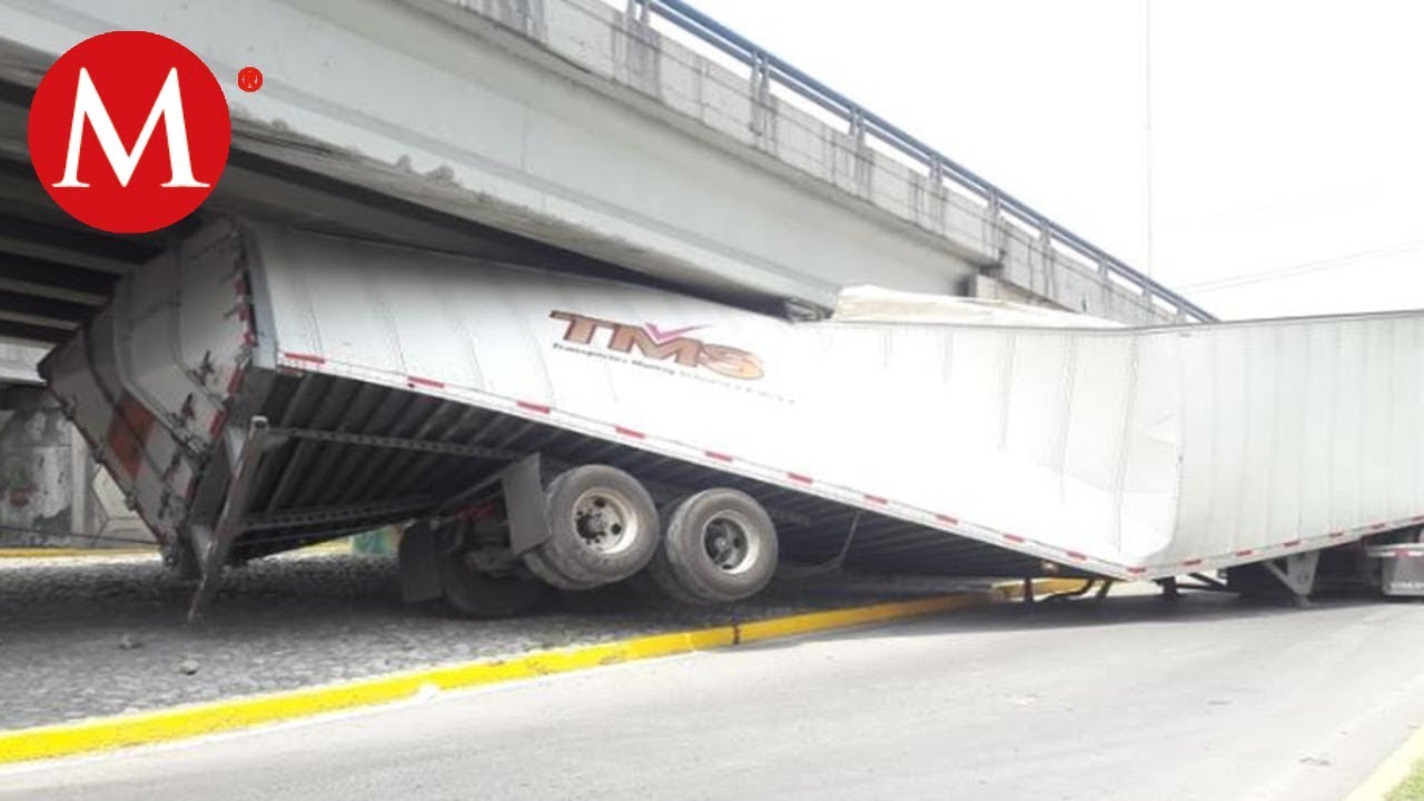 Tráiler se atora debajo de puente en Nuevo León - YouTube