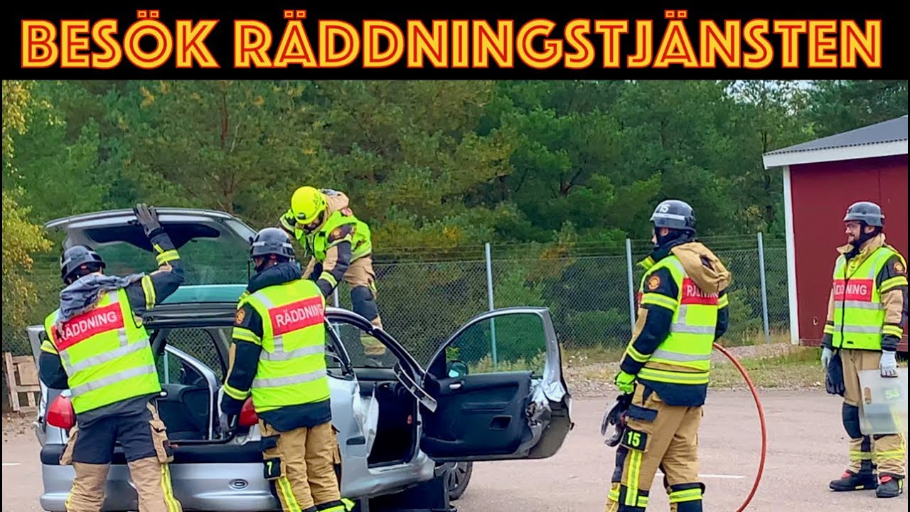 Brandmän simulerar en bilolycksräddning genom att skära av bilen. CUT ...