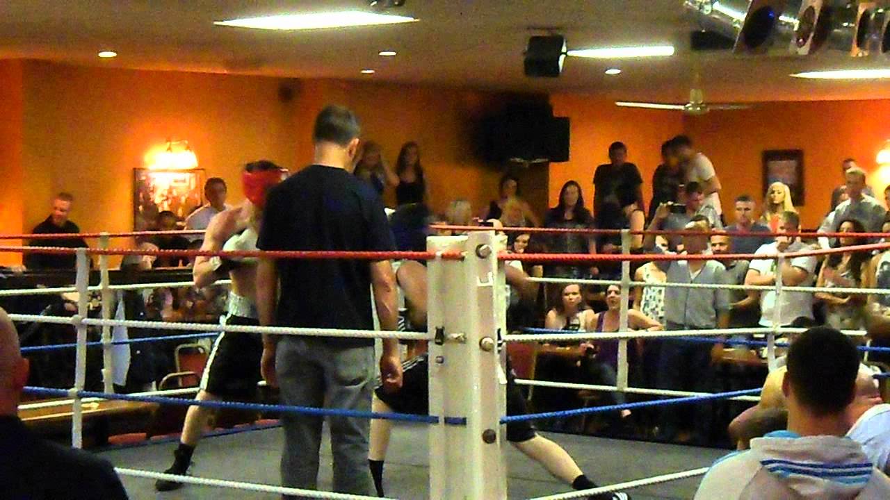 Boxing Andy Beckett vs James Robinson round3 - YouTube