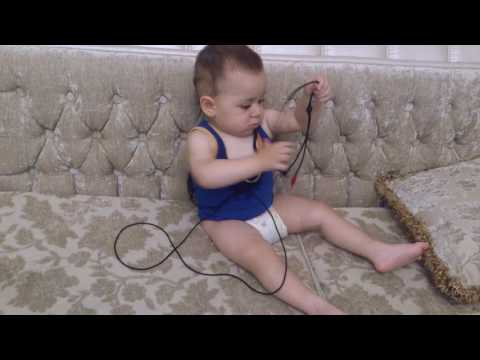 The child plays with a headphone - Çocuk kulaklıkla oynuyor - Uşaq qulaqlıqla oynayır