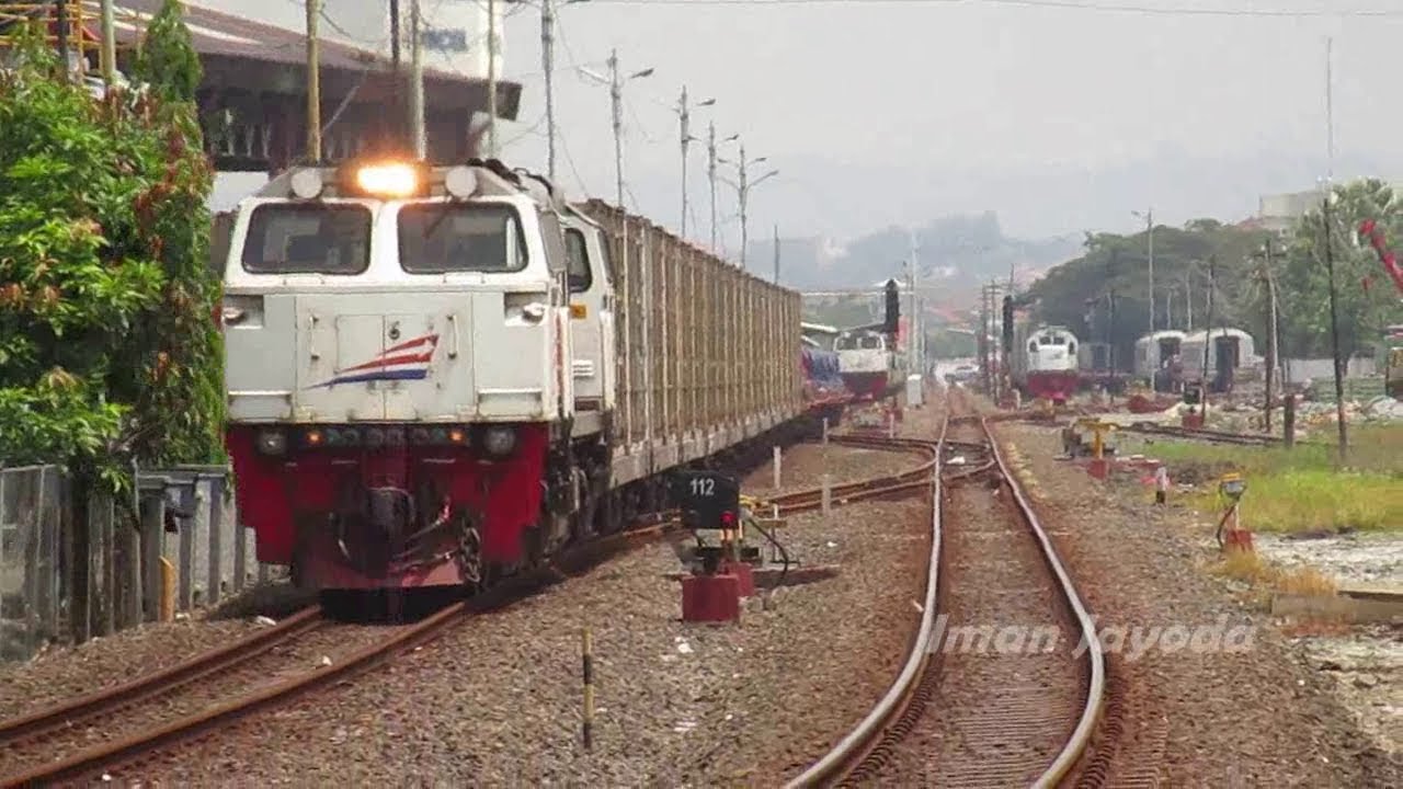 Nonton Kereta Api di Perlintasan JPL 1C Semarang - YouTube