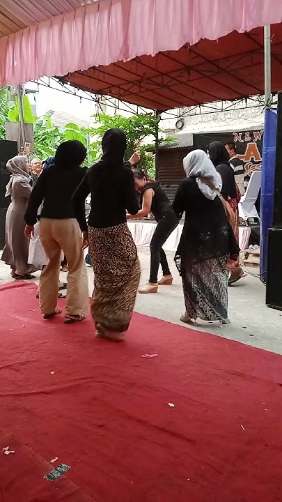 beginilah emak-emak klu Lg kondangan..joget trus🤭😂😂#sekedarhiburan #shorts - YouTube