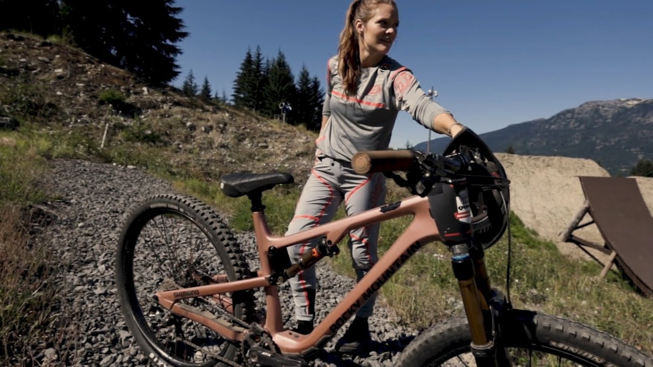 How the 2021 Queen of Crankworx sets up her bike - YouTube