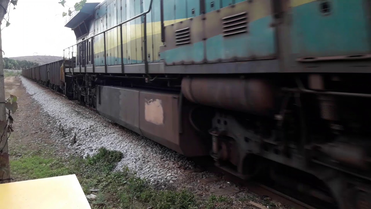 Dash-9 1164 (EFVM) - YouTube