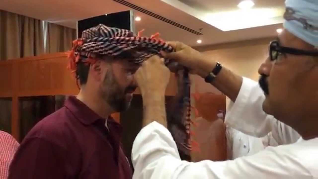 Learning to tie an Omani masar. - YouTube