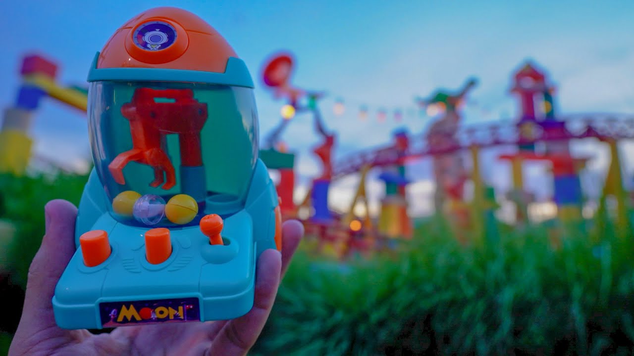 A Mini Claw Machine Decides My Evening At Hollywood Studios! - YouTube