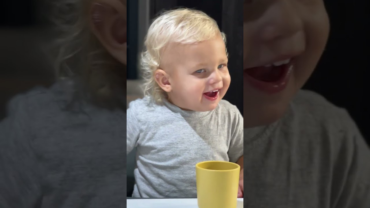 Funny baby is singing while eating dinner - YouTube