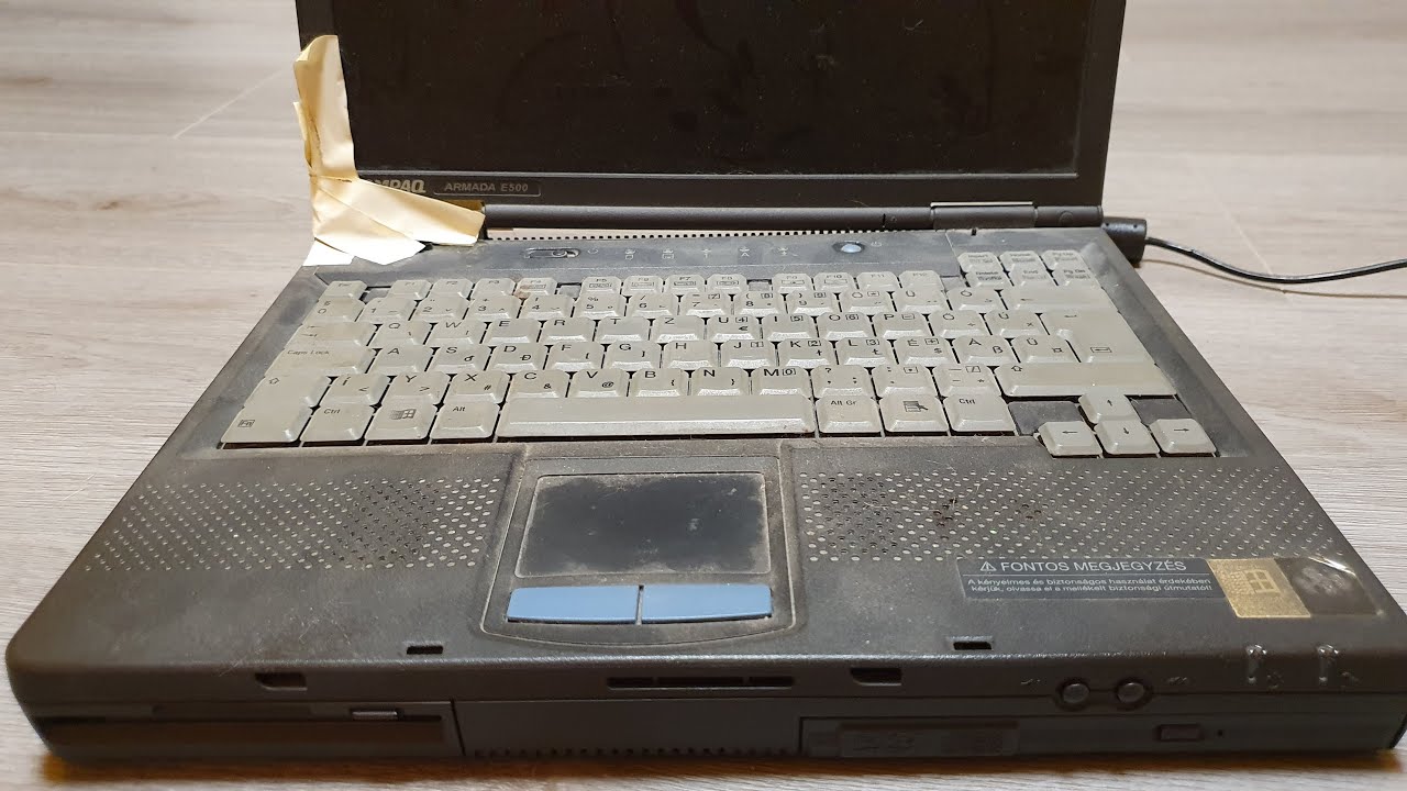 20 éves Laptop felpörög poraiból (Compaq Armada E500) - YouTube