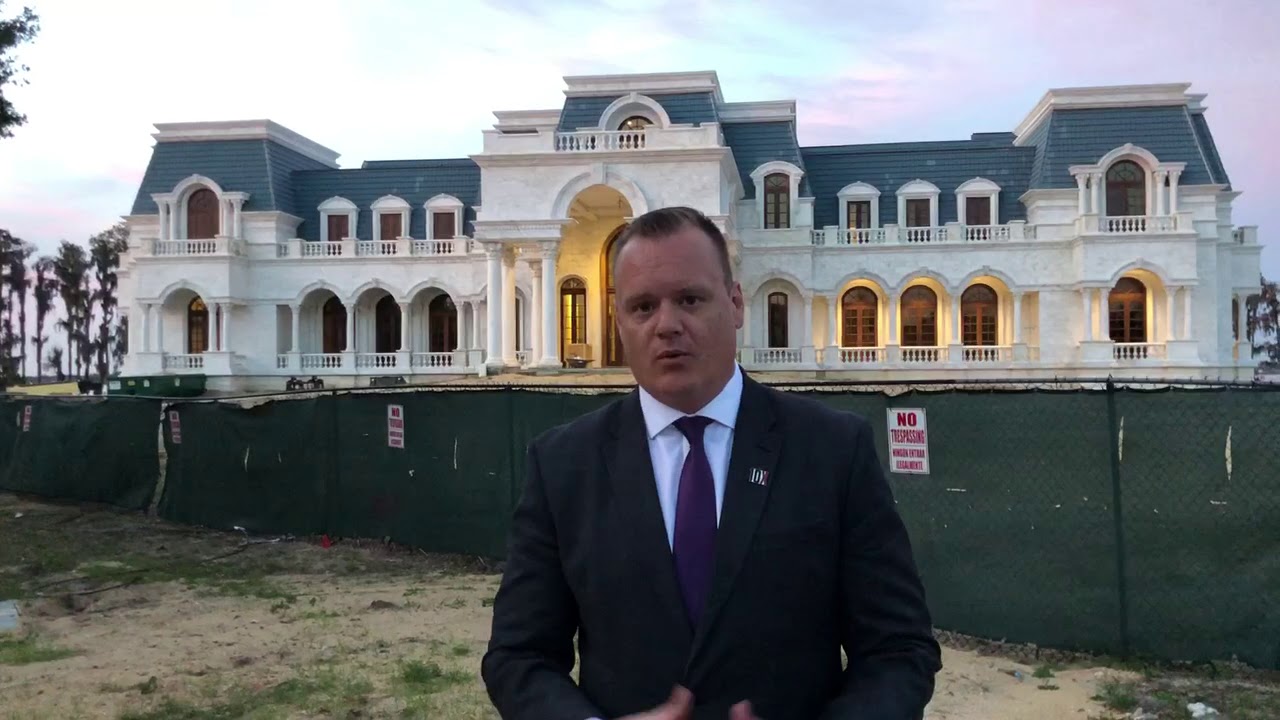 Dave Robards stops by David Siegel’s Mansion - YouTube