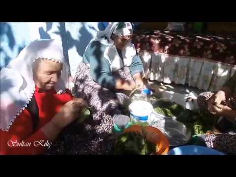 Malatyalı bibiler, kiraz yaprağı sarmasını hazırlarken mani döktürüyorlar