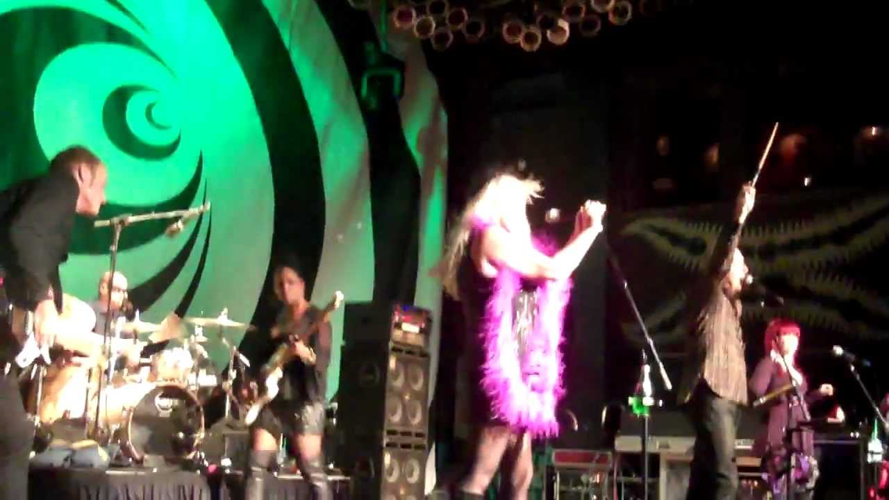B52's Love Shack Live HD Stereo 2011 chicago - YouTube