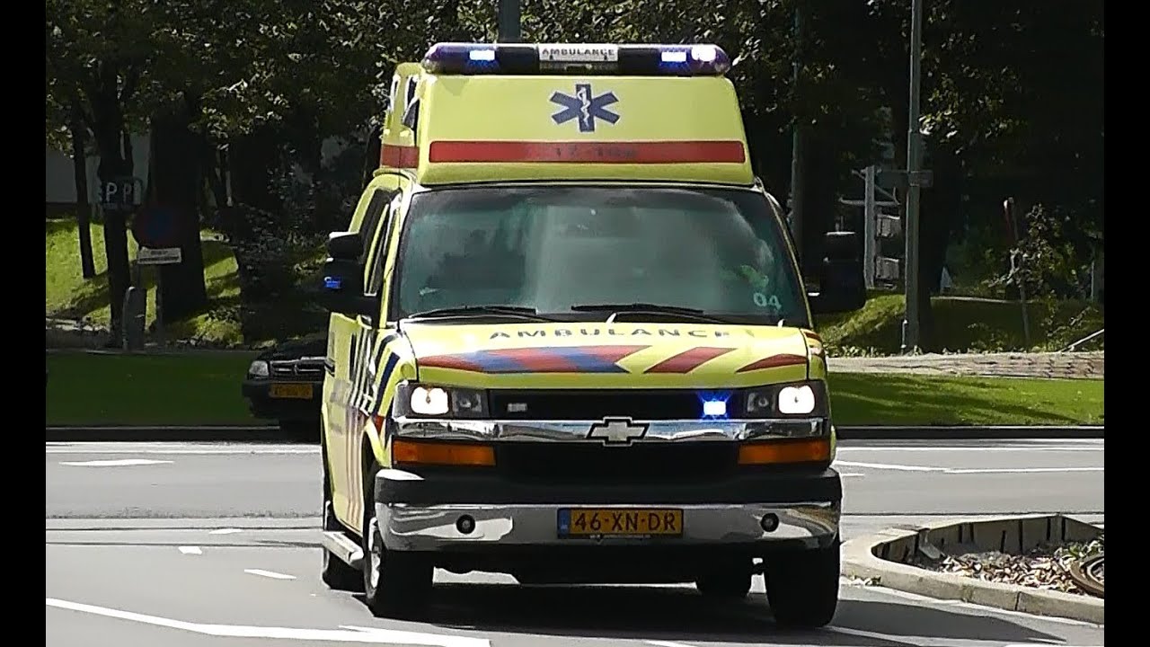 Ambulance 17-104 met spoed naar EMC Rotterdam - YouTube
