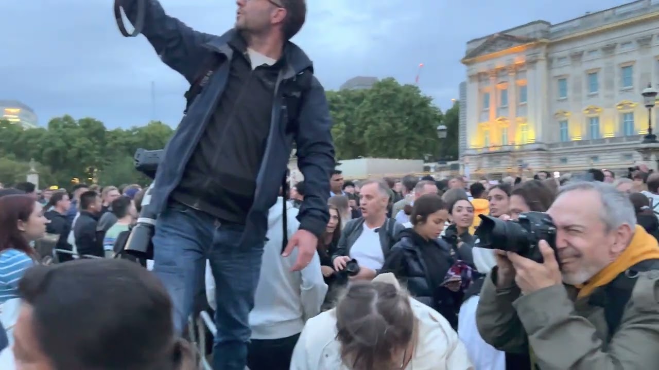 Crowds at Buckingham Palace have been clapping and cheering for the ...