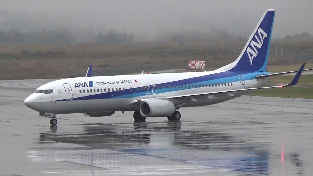 ANA B737-800 at rainy Shizuoka Airport 全日空のB738 雨の静岡空港にて - YouTube