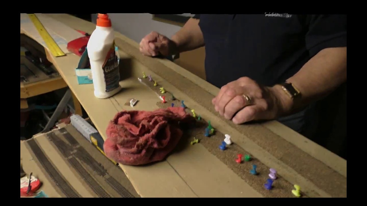 HO Scale Model Railroading Benchwork and Roadbed (for beginners) - YouTube