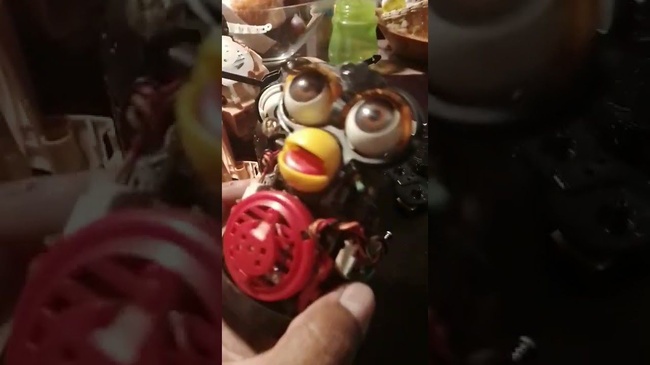 cómo es un furby del 90 por dentro su mecanismo - YouTube