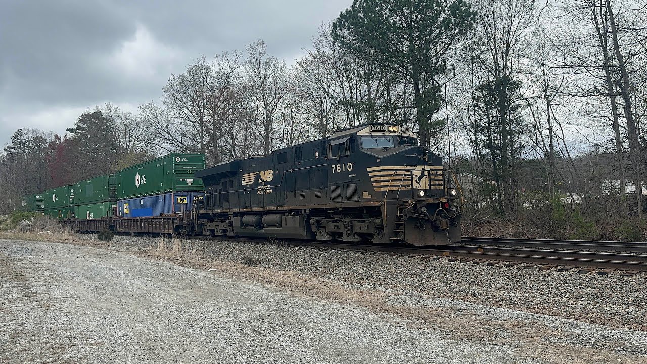 Norfolk Southern 29F rolls by Rugby Rd in Elgin Tennessee - YouTube