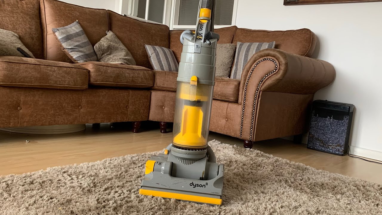 Dyson dc 04 standard vacuuming - YouTube