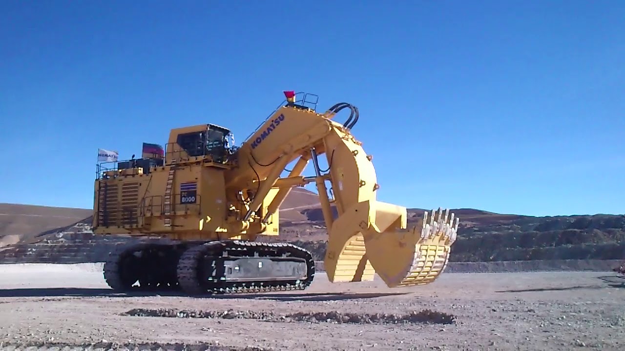KOMATSU PC8000 en Bolivia - YouTube