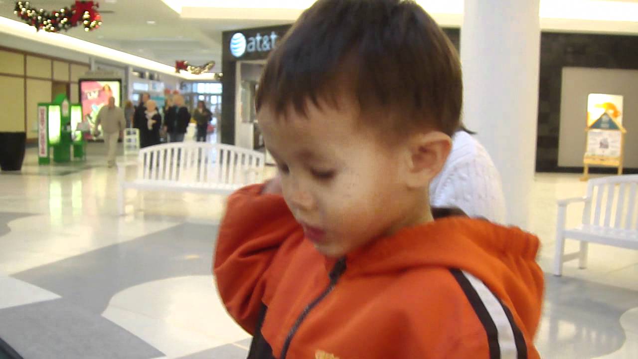 Kids throwing money in fountain at Glenbrook Mall 11/27/2011 - YouTube