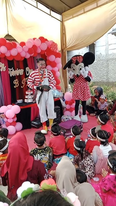 Om badut bagi bagi hadiah||Acara ulang tahun dede bitta - YouTube