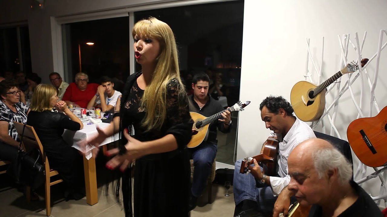 Andreia Matias, "Fado Alberto" - "Não passes com ela à minha rua" - YouTube