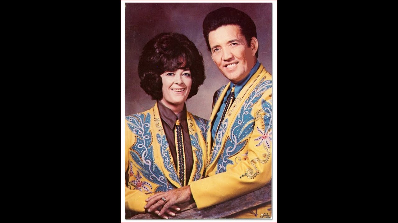 Dreaming Of A Little Cabin / Carl & Pearl Butler 1963 - YouTube