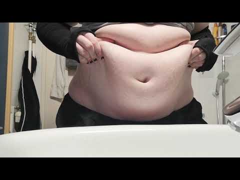 Belly play - Playing at the sink