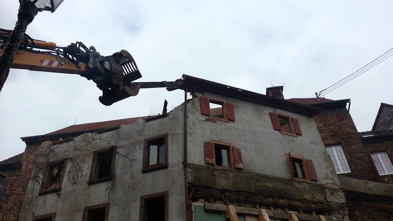 Démolition d'une maison d'habitation - YouTube