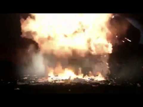 Exploding lavish pillow - YouTube