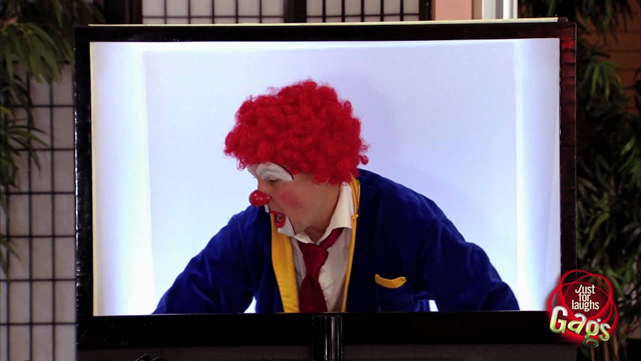 Scary Clown in a Real 3D TV Prank - YouTube