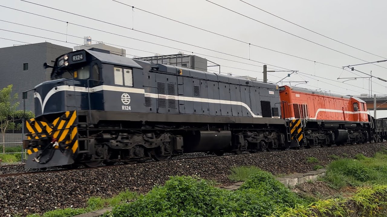 台鐵 7802次 散裝貨列 本務R124海軍藍柴電機車 回送R152柴電機車 斗南接近 / TRA navy blue EMD G22-U ...