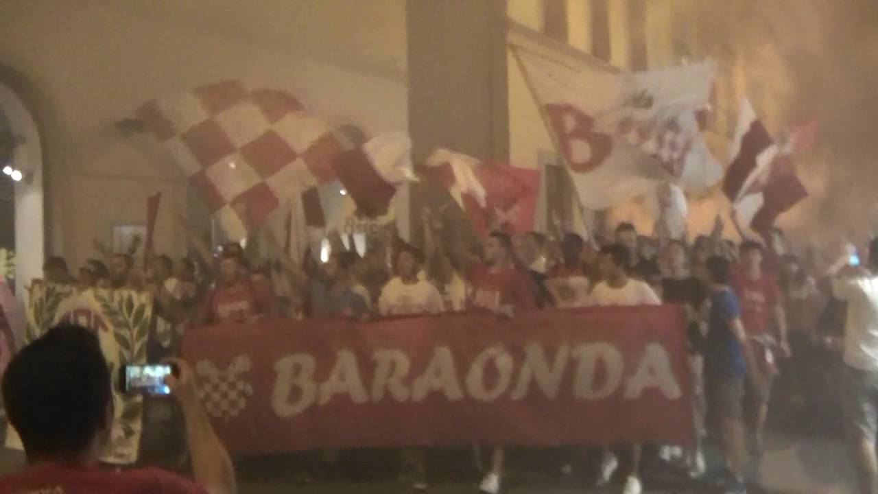 Baraonda Biancorossa: il corteo per le vie del centro di Pistoia - YouTube
