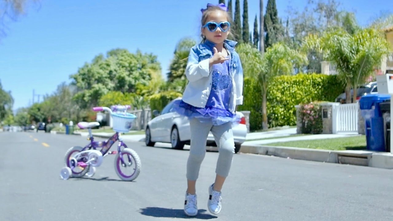 Juju on that beat by 4 year old Layla Jade - YouTube