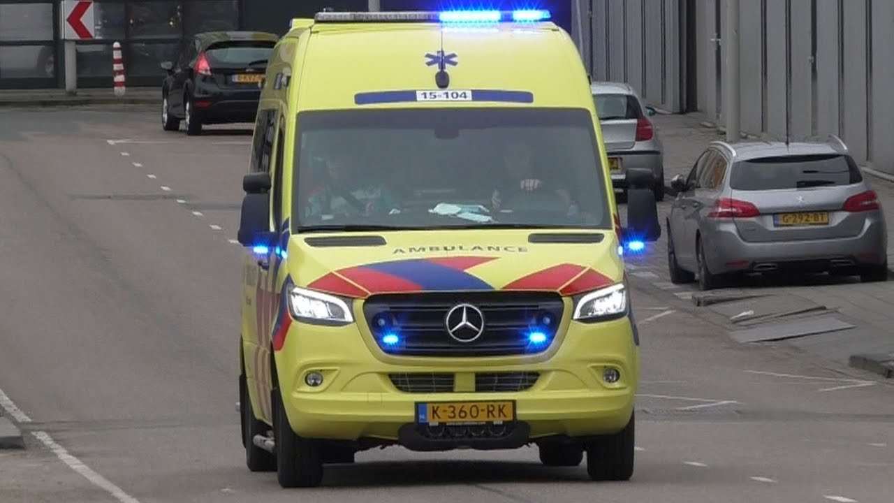Pressluft! Nieuwe Ambulance 15-104 met spoed naar een melding in ...