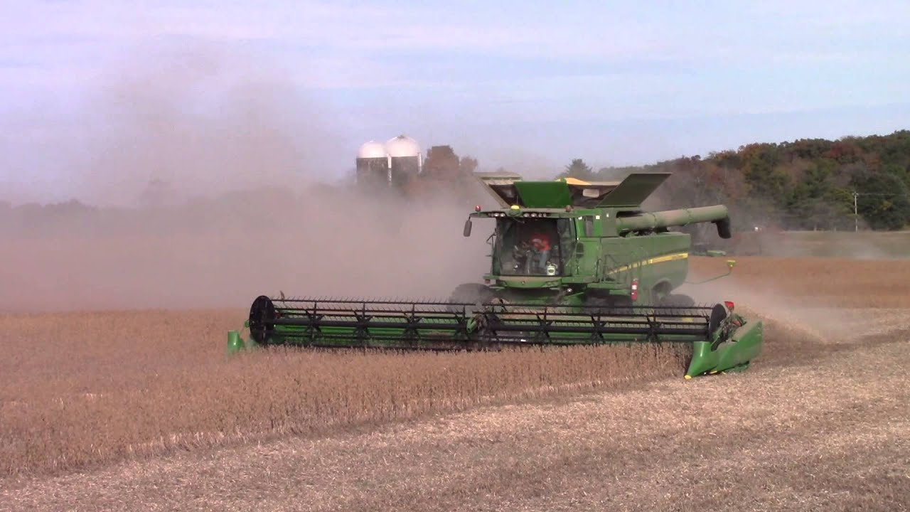 4 John Deere S680 Combines Harvesting Soybeans - YouTube