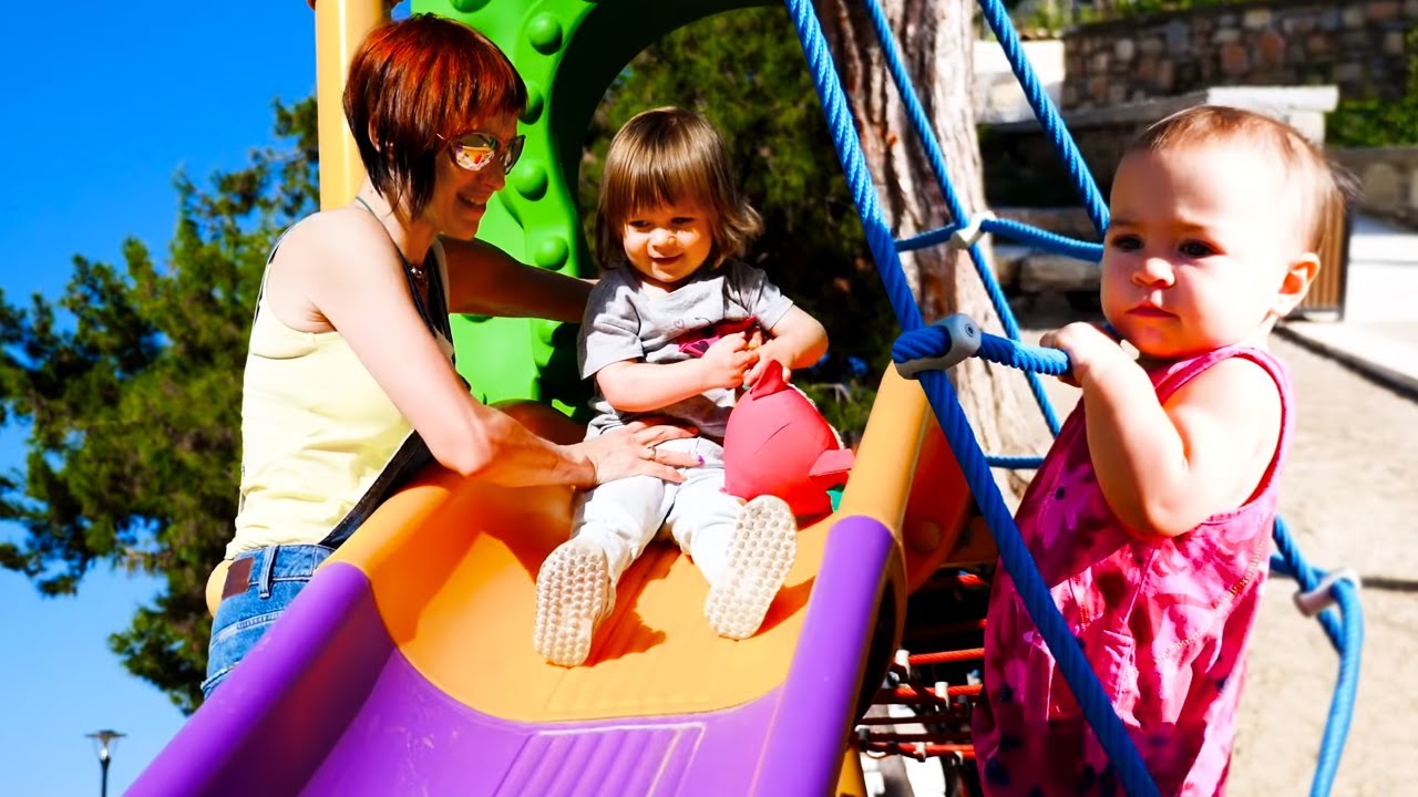 Altalena, scivolo e dondolo per Bianca! Bambini che giocano al parco ...