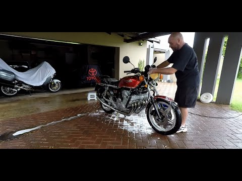 CBX Ep04 – Am I doing it wrong?? The Honda CBX 1000 gets her first bath.