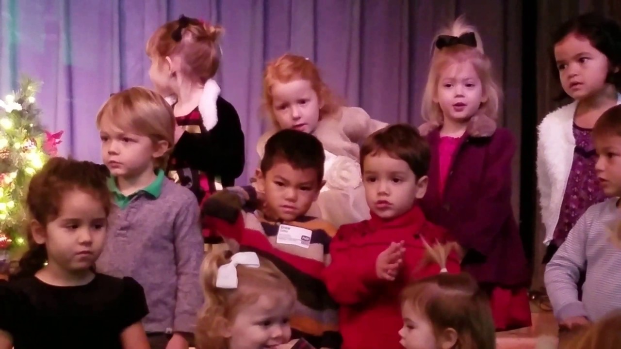 Multitasking toddler singing at church - YouTube