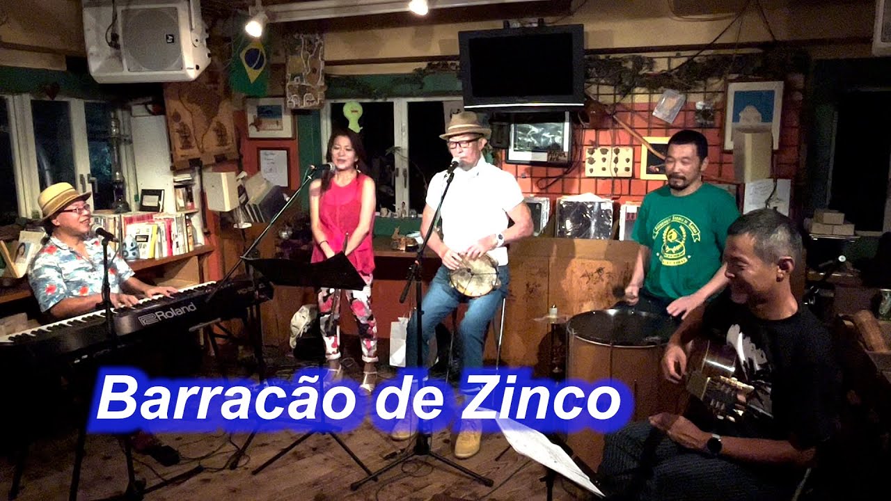 サンバの名曲を一緒に歌おう！ Barracão de Zinco／Live@ Chove Chuva（ショビ・シュバ） - YouTube