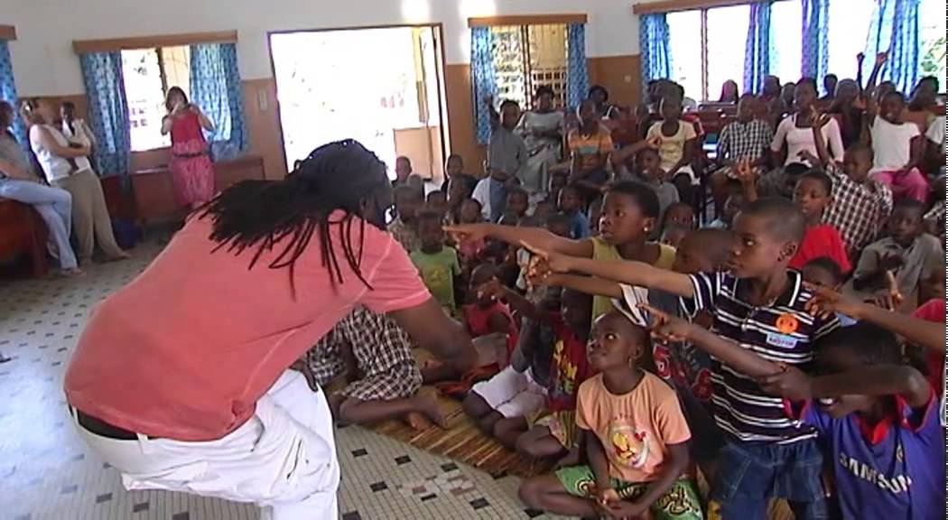 Geoffrey Oryema au sos Village d'enfants à Cotonou - YouTube