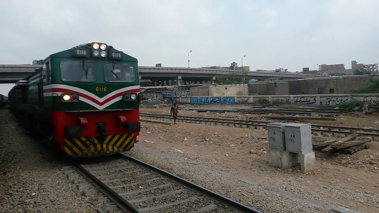 pakistan express crossing fright train with DPU-30-6116 at landhi ...