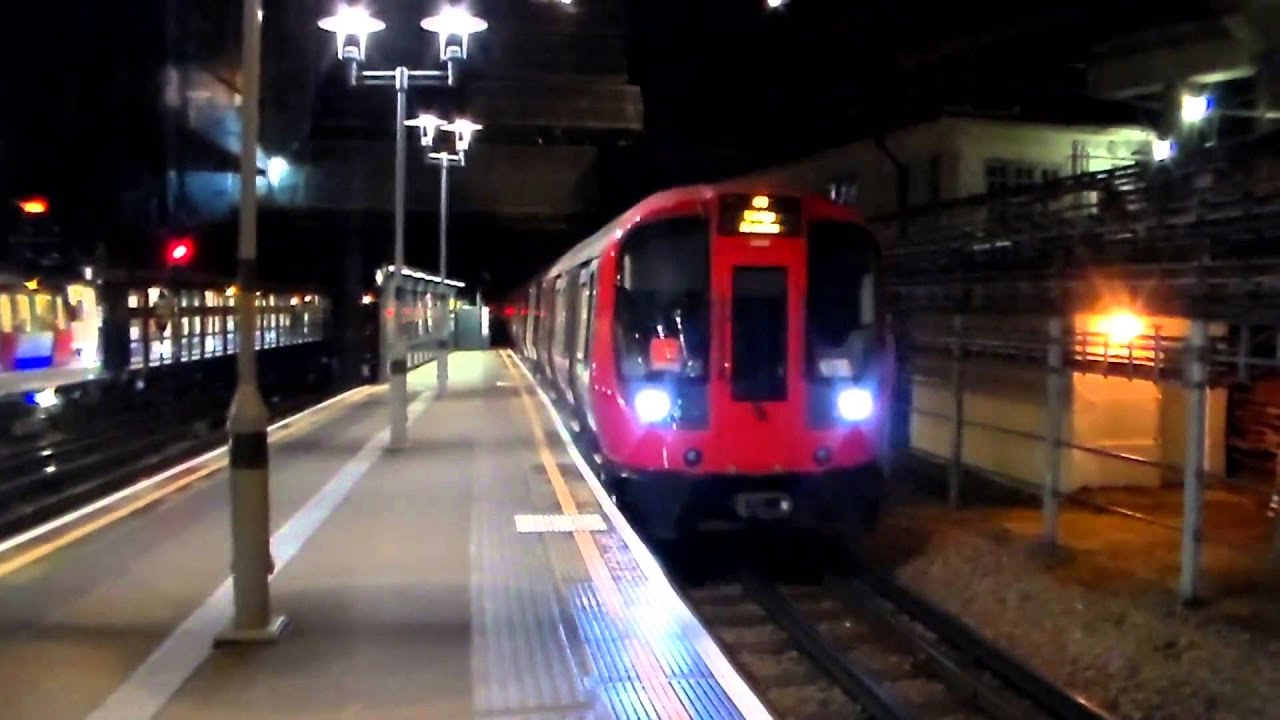 London Underground S8 Stock, 21039 & 21040 at Baker Street (24th ...