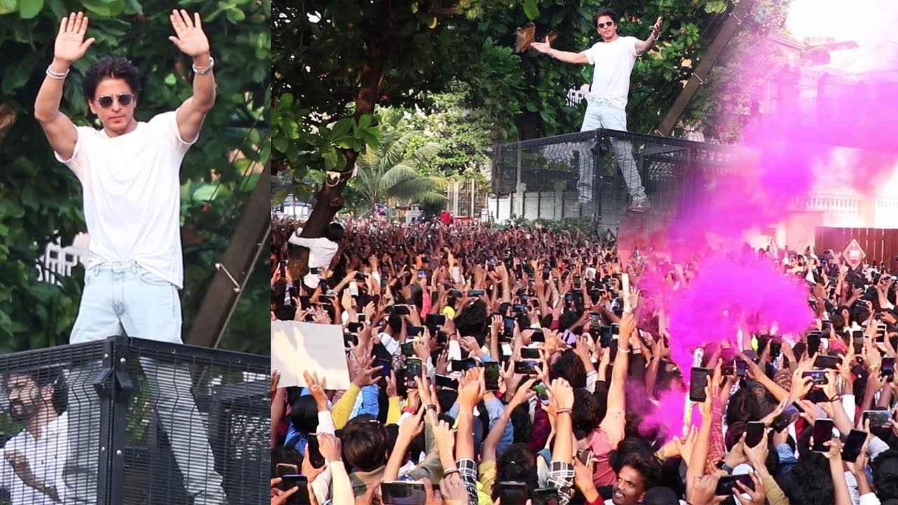 Goosebumps | Shahrukh Khan Waving Hand To His Fans | SRK 57th Birthday ...