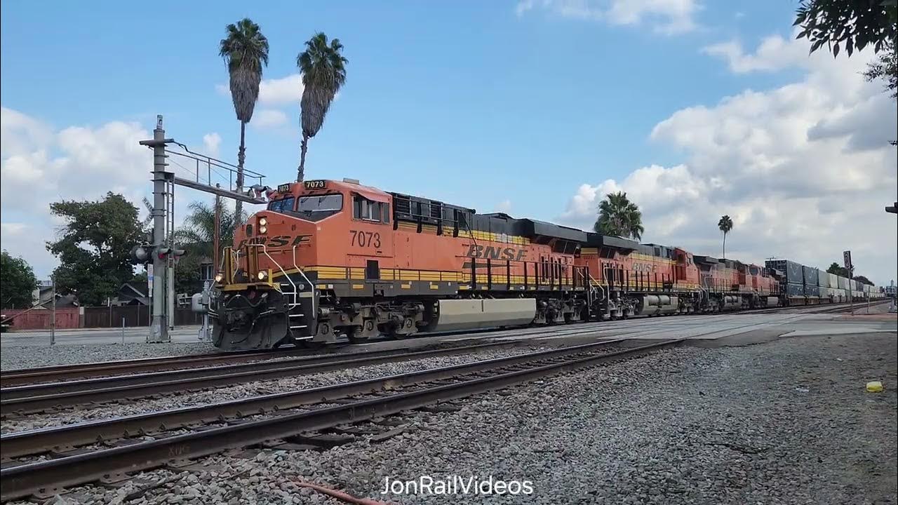 11/2/24 Pre: WB BNSF Q train passes Pioneer Blvd - YouTube