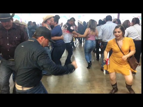 Le gusta bailar pega'o Al ritmo de la tambora, El Sangoloteadito! El Pavido Navido! Increible baile!
