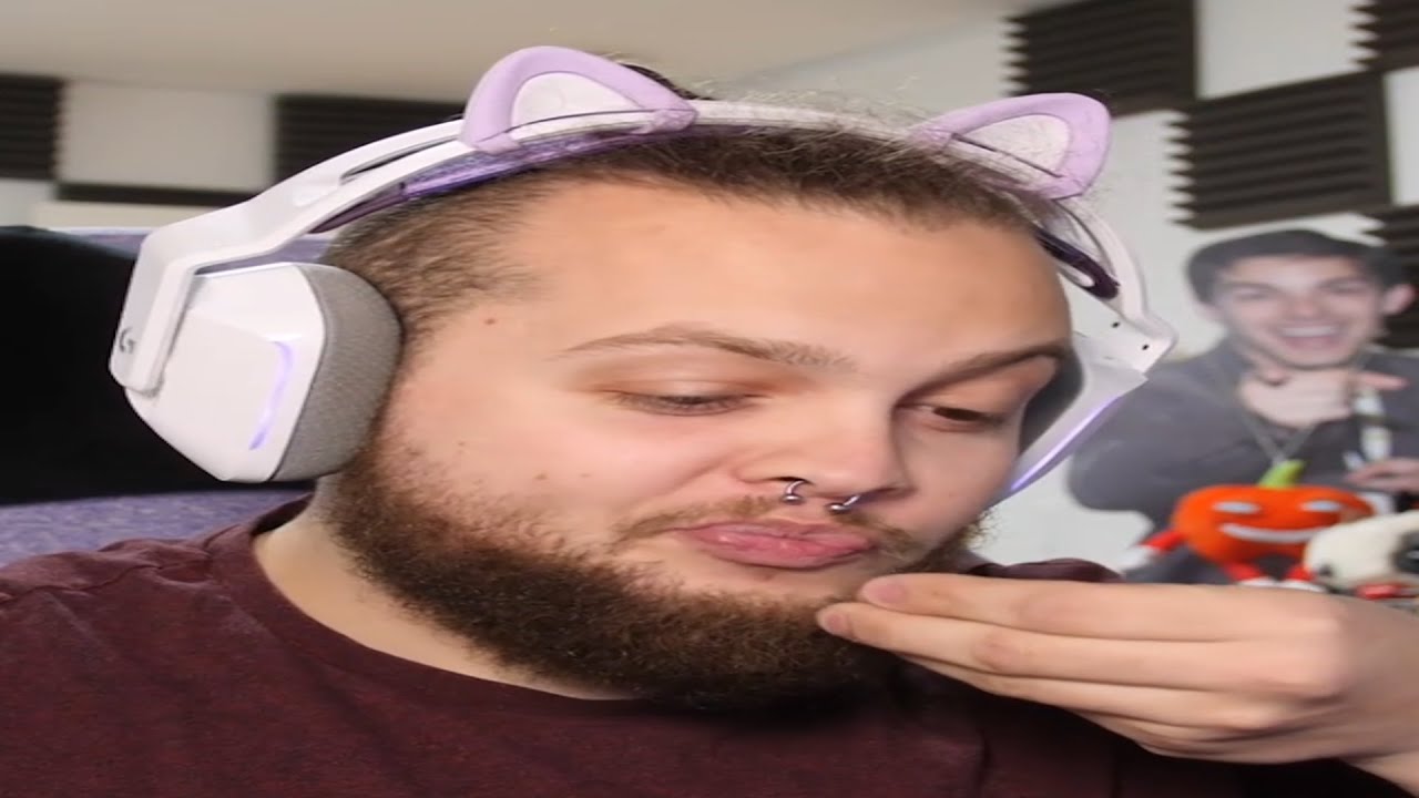 Stan eats an invisible pizza - YouTube