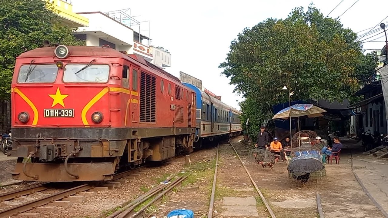 D11H-339 kéo tàu HĐ4 rời ga Đà Nẵng - ban lái 👋 chào - YouTube