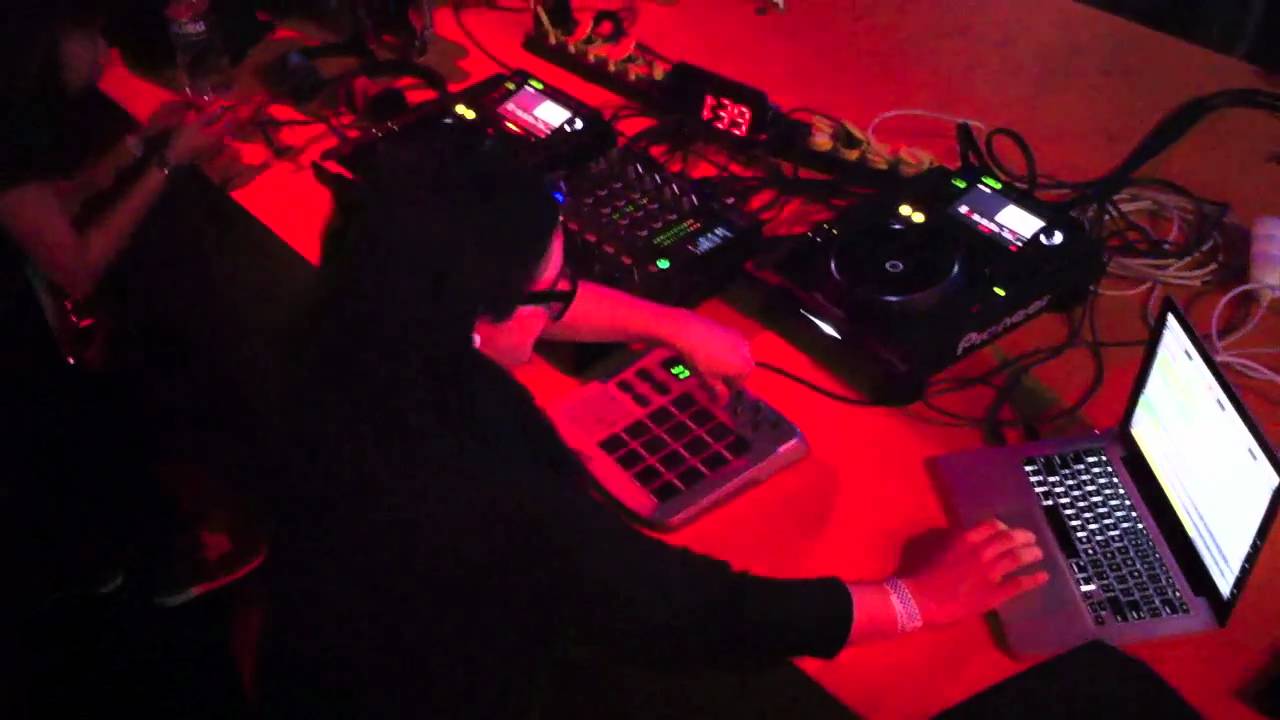 Skrillex - Studio 2011 - Budapest - YouTube