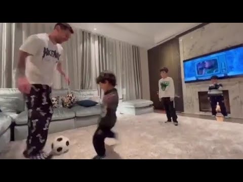 Messi playing with her kids, Messi evde çocuklarıyla futbol maçı  yapıyor